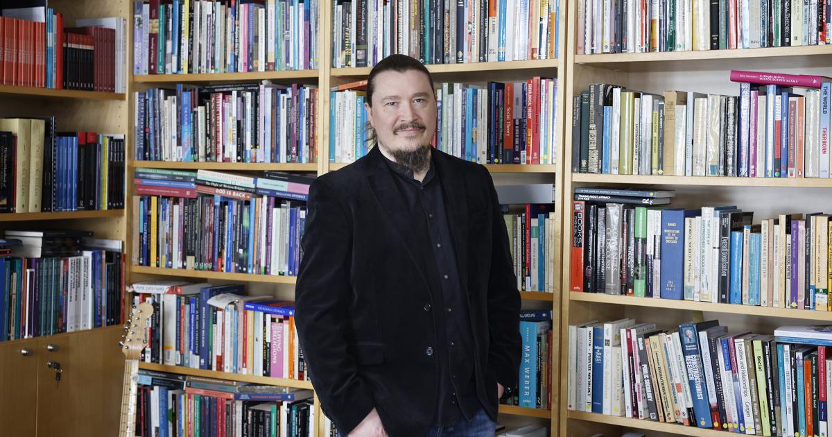 Professor in the Study of Religions aims to provide tools for ...